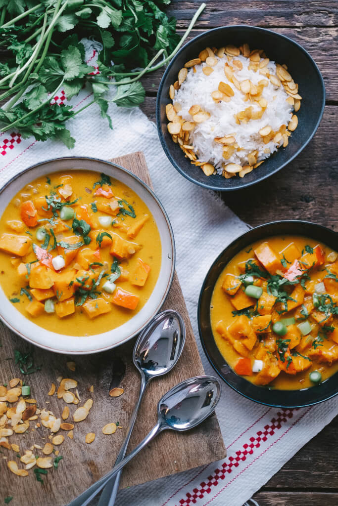 Kitchen Guerilla | KG x M2S: Kürbiscurry mit Reis und scharfen Mandeln