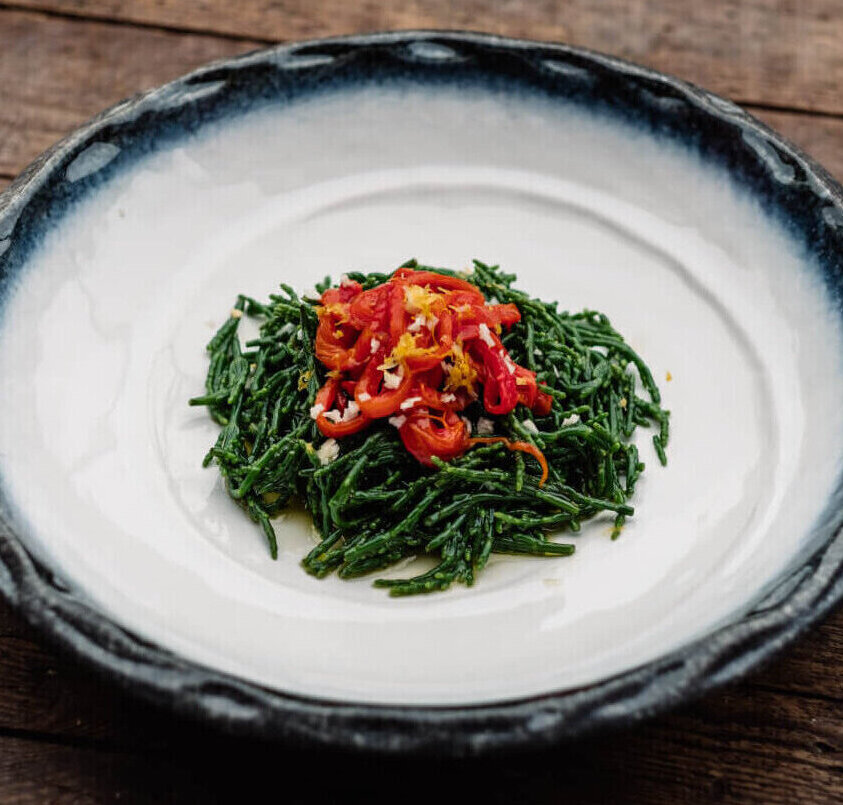 Kitchen Guerilla | Salicorn mit gerösteter Paprika, Knoblauch und Zitrone