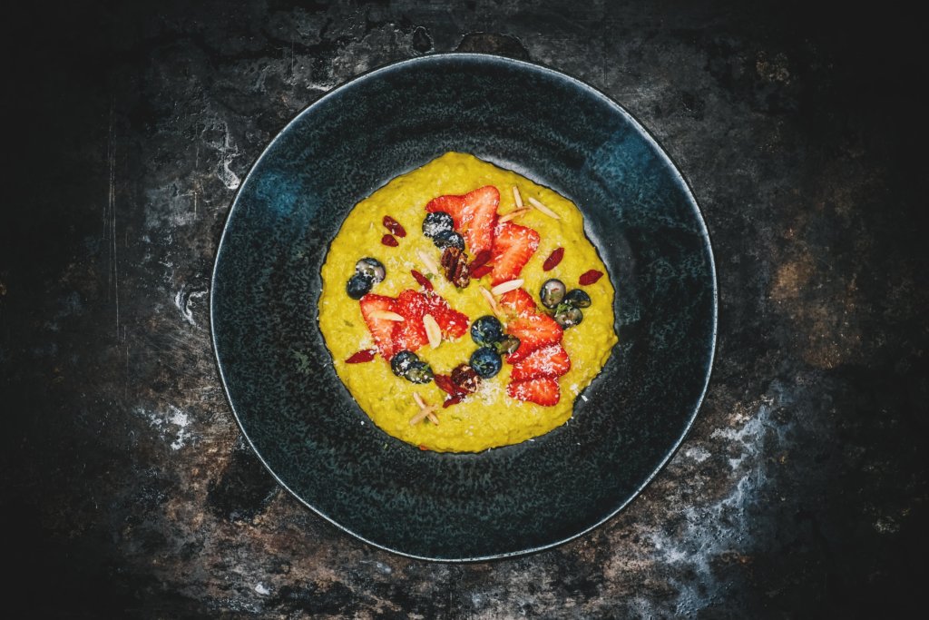 Kitchen Guerilla | Golden Milk Porridge mit Beeren