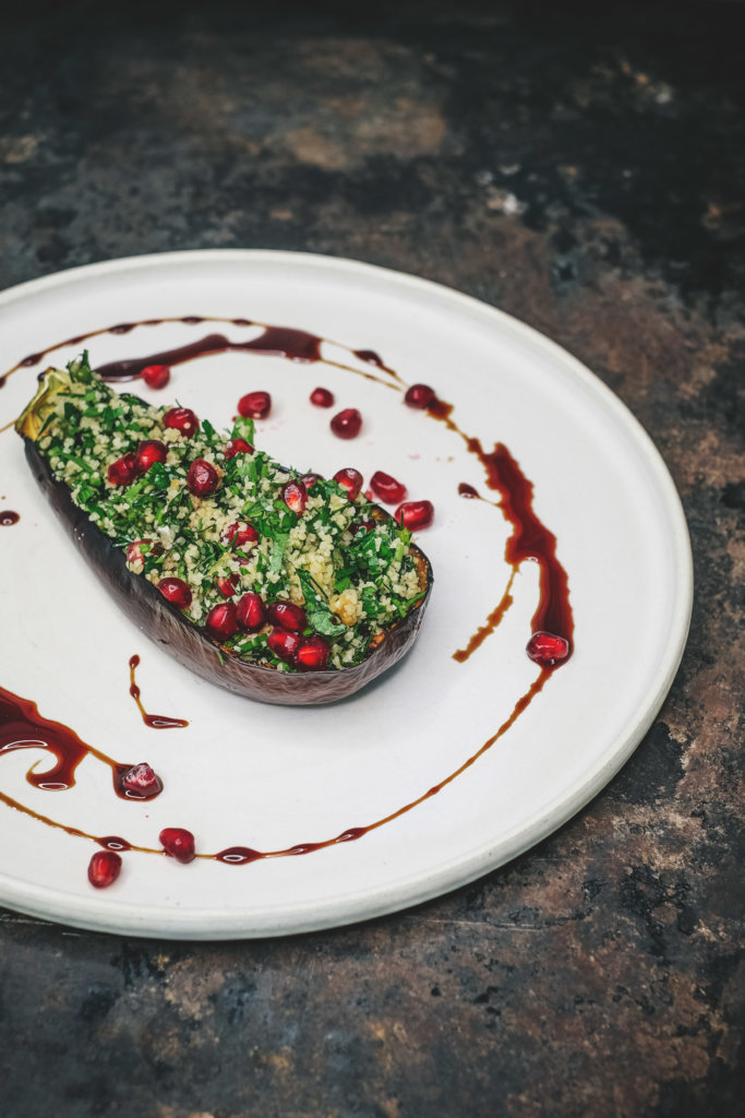 Kitchen Guerilla | Gegrillte Aubergine mit Bulgur-Kräuter-Salat und ...
