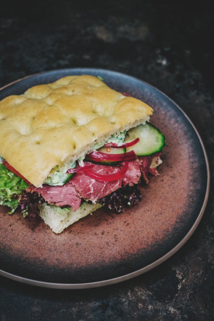 Kitchen Guerilla | Focaccia mit Fenchel-Mayonnaise und Pastrami