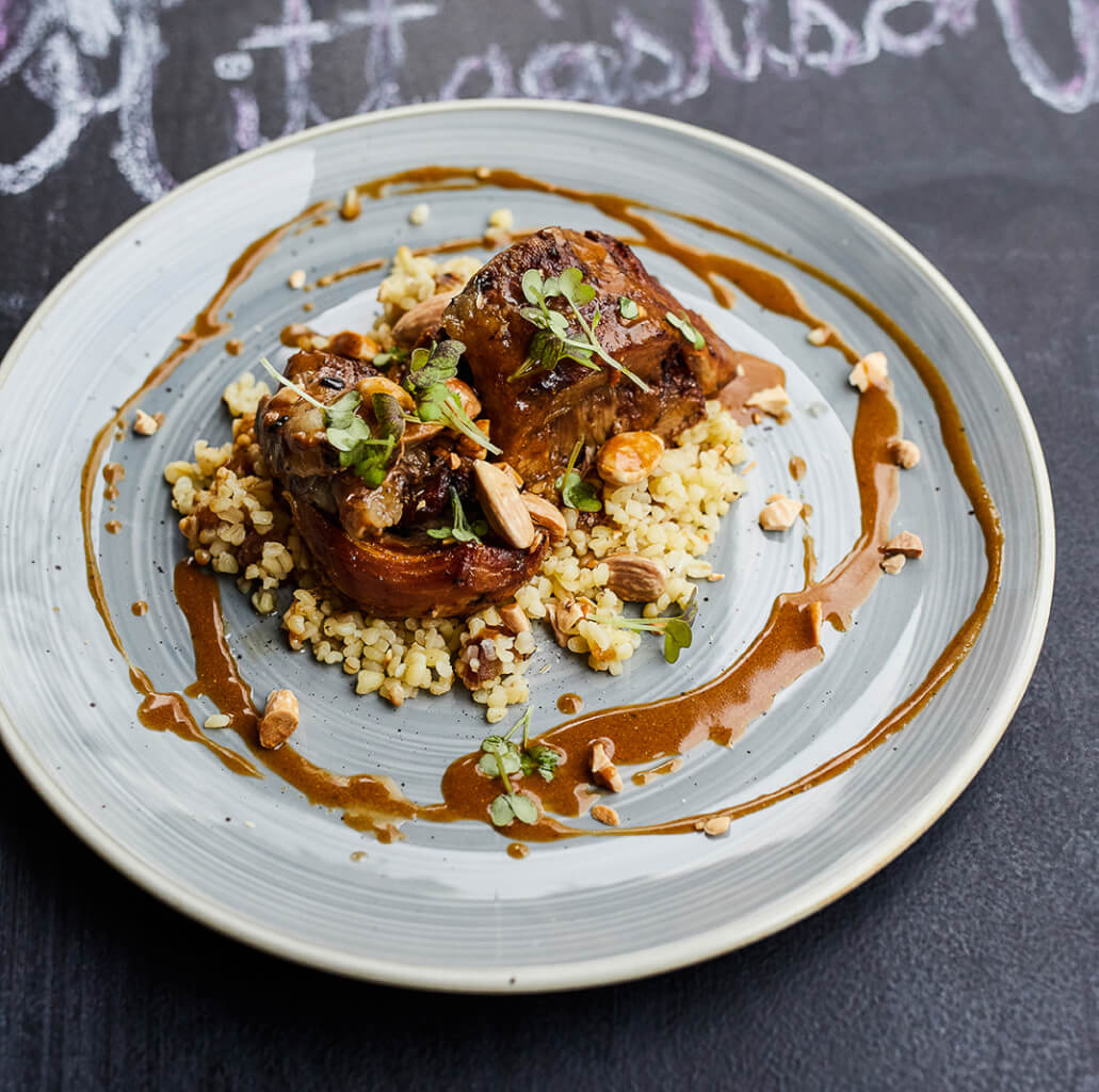 Kitchen Guerilla | Lamm Tandir mit Bulgur, Joghurt und Chilibutter