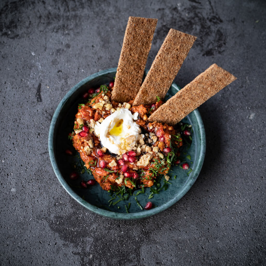 Kitchen Guerilla | Muhammara mit Ricotta & Roggen Crisp